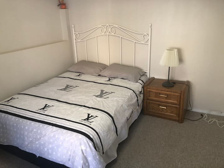 Fully Walkout Basement • 卡尔加里家庭旅馆李哥客栈（Brother Li） - Calgary