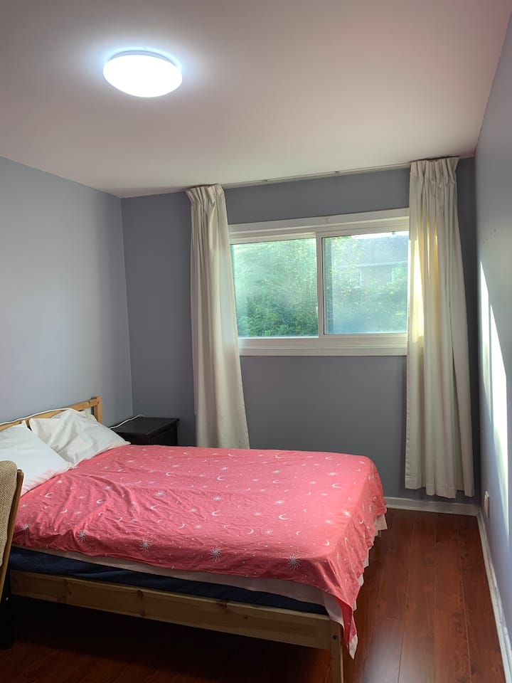 1 Bedroom, Shared Bathroom In A Townhouse - Burlington