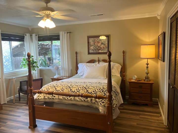 5th Street Retreat - Rose Room - Old Town Clovis - Clovis, CA