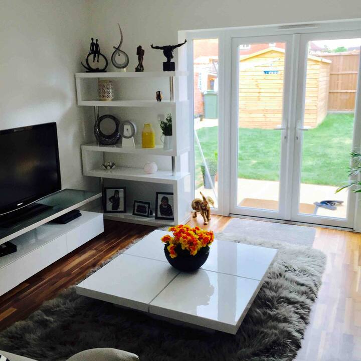 Master Bedroom With En-suite And Tv - Maidstone