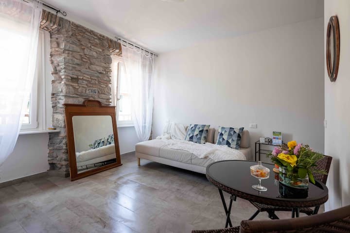 Modern Open Space In The Town Center - Vernazza