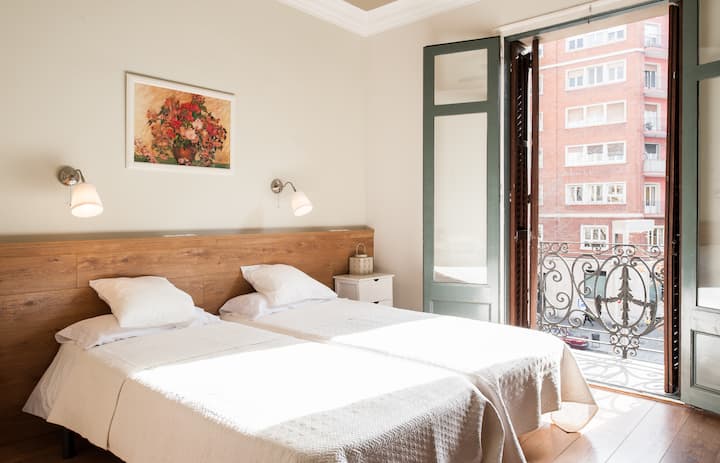 Elegant And Spacious Apartment In Paralel - Barcelona