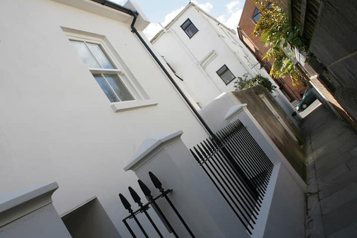 Centrally Located Stunning Brighton Town House - Brighton