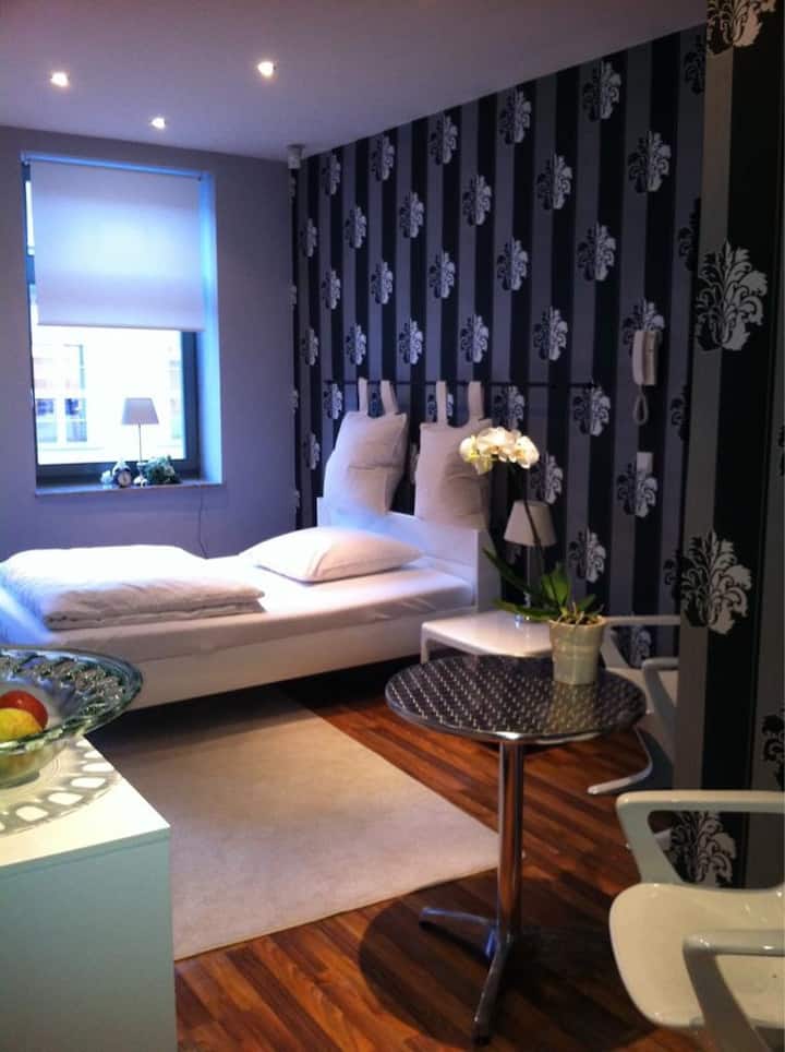 Apartment In Elegantem Schwarz-weißem Design - Greifswald