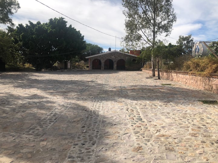 Casa Amplia Con Mucho Terreno Libre - León