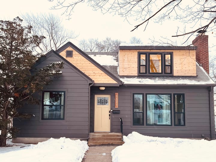Spacious 3 Bdrm Home W/cozy Master Suite - Minneapolis