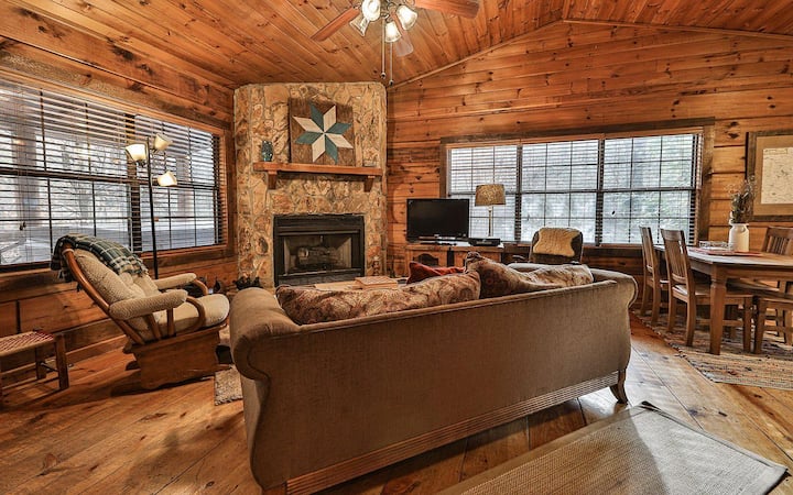 Creekside Log Cabin W/ Hot Tub, Fire Pit - Blue Ridge, GA