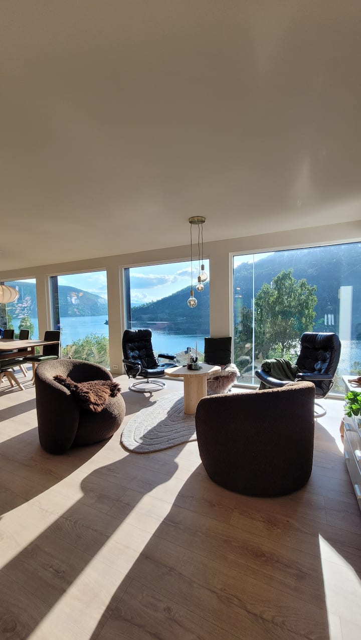 Hus/ Villa Med God Plass Og Nydelig Utsikt - Loen