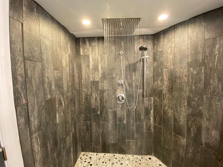 420 Friendly Aparthotel (Suite 3) W Custom Shower - Pittsburgh