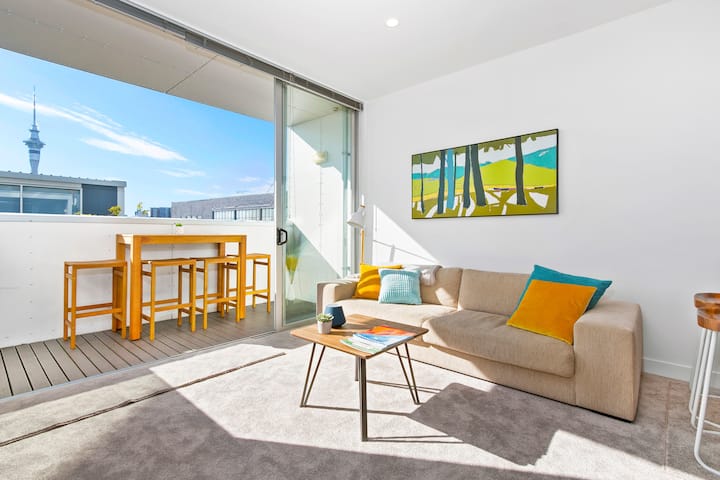 Sunny Split Level Apartment + Carpark - Auckland