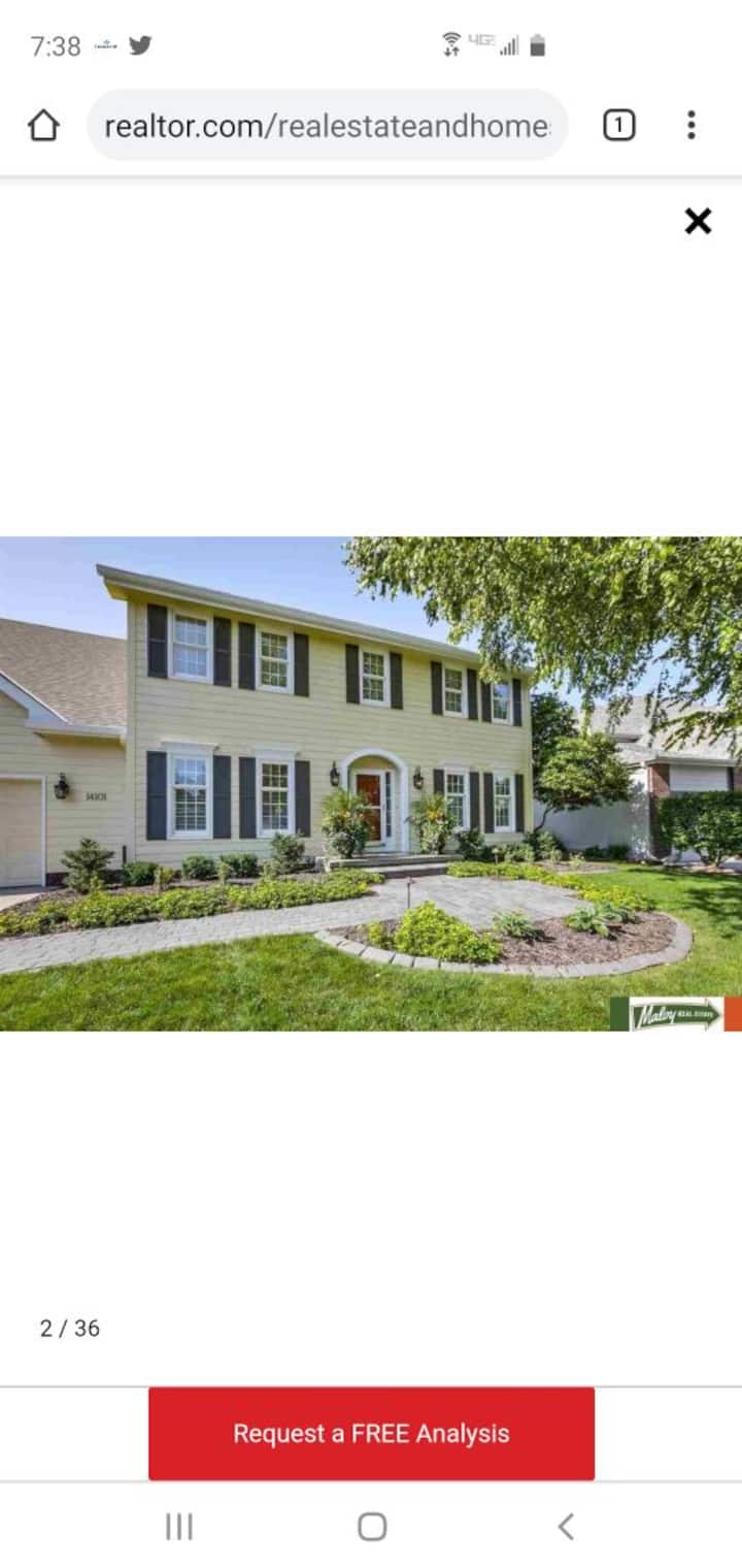 Beautiful 3800 Sq Ft With Hot Tub And Trampoline. - Bennington, NE