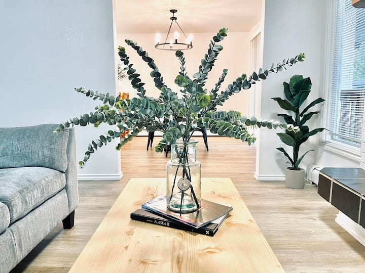 Alpenglow Rental - Lovely 2-bedroom Midtown Rental - Anchorage, AK