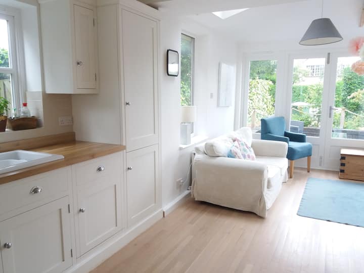 Beautiful Family Home On The Edge Of Countryside. - Cambridge