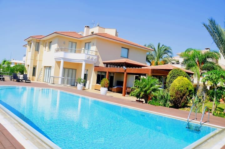 Limassol Luxurious Holiday Villa - Limassol
