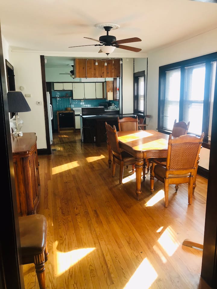 Casa Xolo - Sunny Apt W/ Garden, Near Train & Park - McKinley Park - Chicago