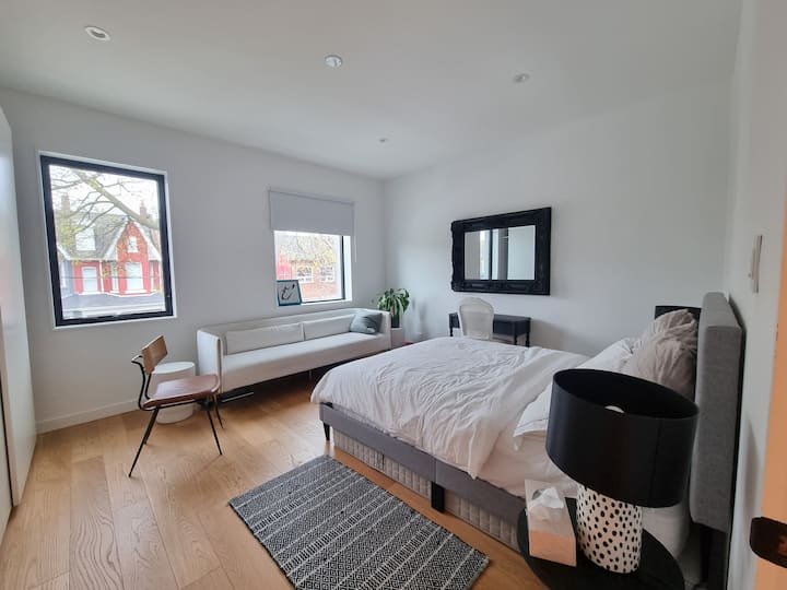 Bright Two Bedroom Apartment In Little Portugal - Mississauga