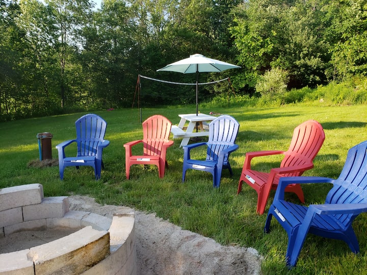 5 Minutes To Mt Sunapee & Lake
3 Bedrm 3 Bath Home - New London, NH