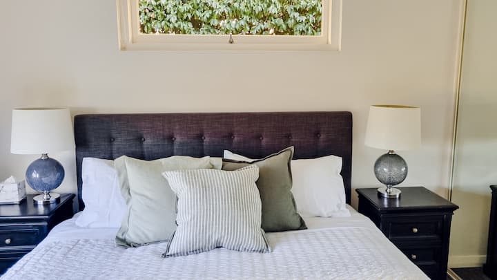 Stunning 5br 2ba Wagga Home W Panoramic Views - Wagga Wagga