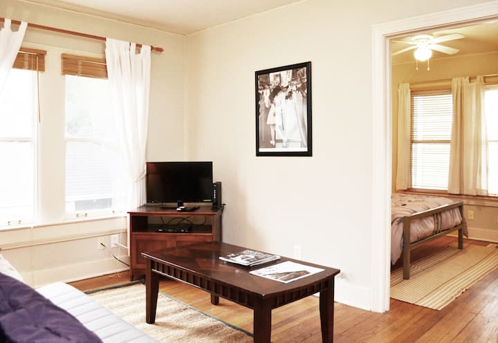 Charming Montrose Apt-near It All! - Houston, TX