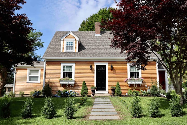 Relaxing Padanaram Village Home For 8 Guests - New Bedford, MA