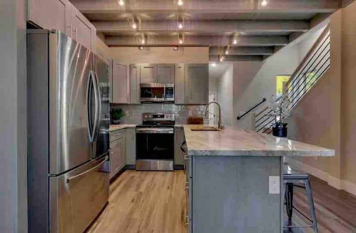 New Townhome With Free Parking Close To The Beach - Kings Beach