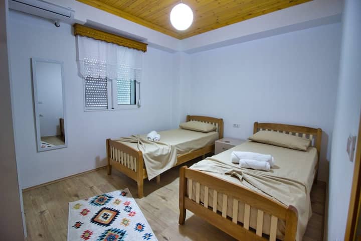 Pusho Si Vendas,shijo Si Mbret. - Albania