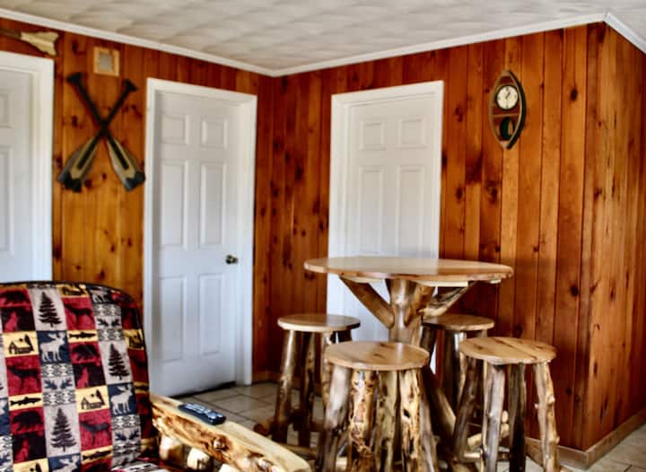 Lakeside Cabin Retreat: Cozy Charm & Lake Views - Lake George, NY