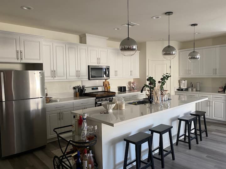 Close To The Blvd & Av Hospital - Lancaster, CA