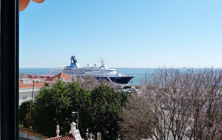 Alfama, Avec La Plus Belle Vue Sur Le Tejo - Lisbon