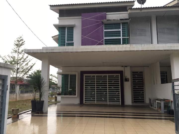Homestay Annur 
Spacious And Clean - Seri Iskandar