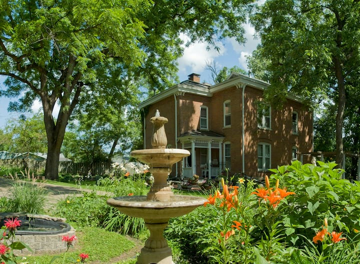 Not Your Typical Airbnb- King Room - Cedar Rapids, IA