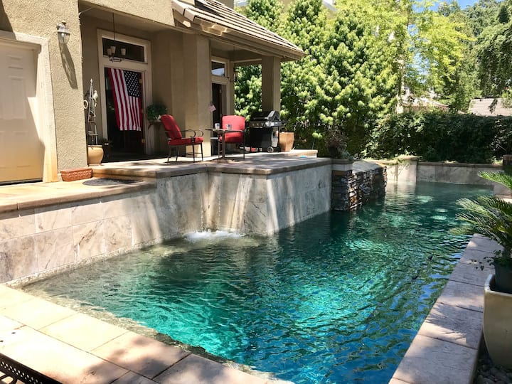 Stay Poolside In The River Home Minutes Down Town - Sacramento, CA
