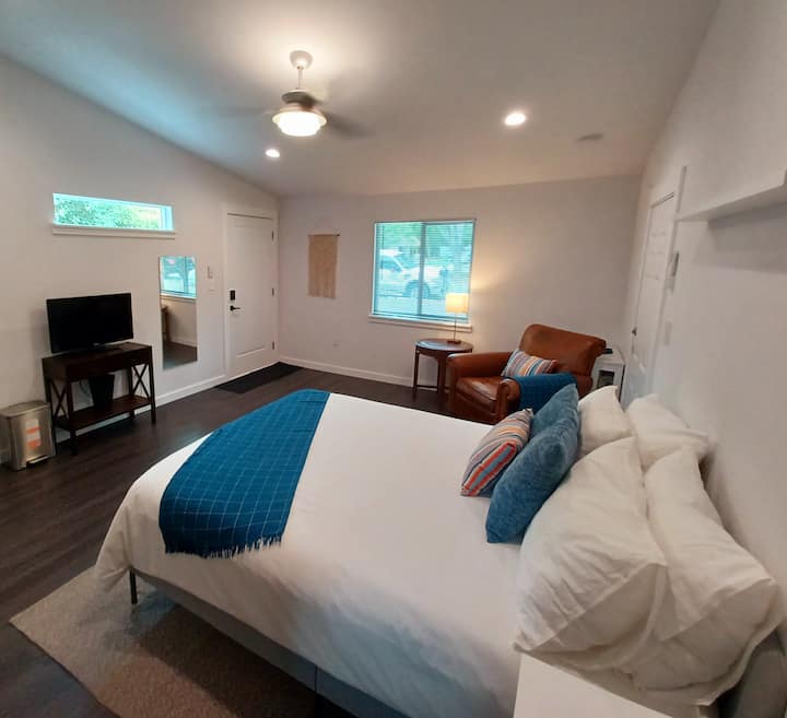Trendy East Austin Studio - Far West Boulevard – Austin