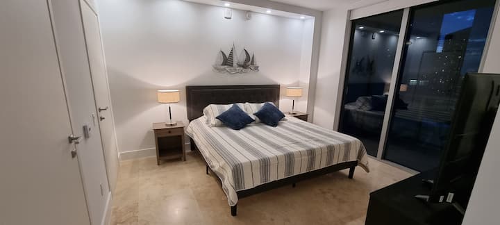 Beautiful Condo And Apt W/ Free Parking 5 Stars ! - Miami, FL