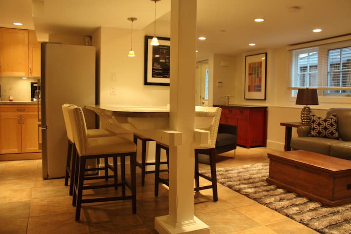 Bright Kitsilano Garden Apartment - Vancouver