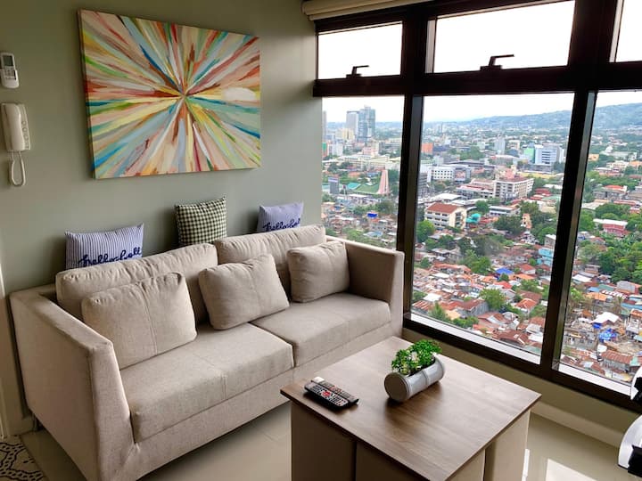 Modern Glass-walled 2 Br W/ Skyline Views - Cebu City