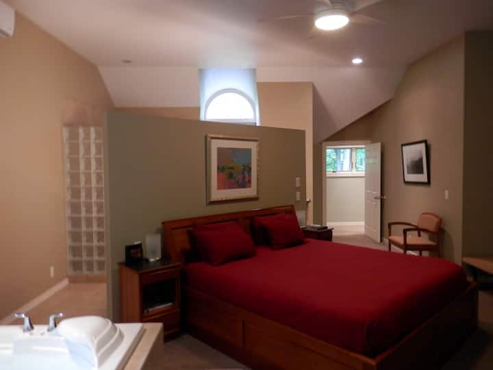 The Birthday Suite - Pigeon Creek Inn - Holland, MI