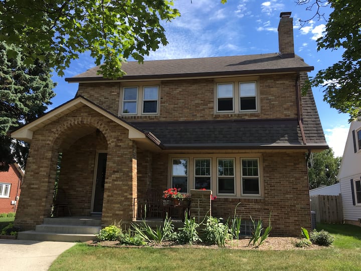 Spacious Getaway ★ Near Lake & Downtown ★ Garden - Sheboygan, WI