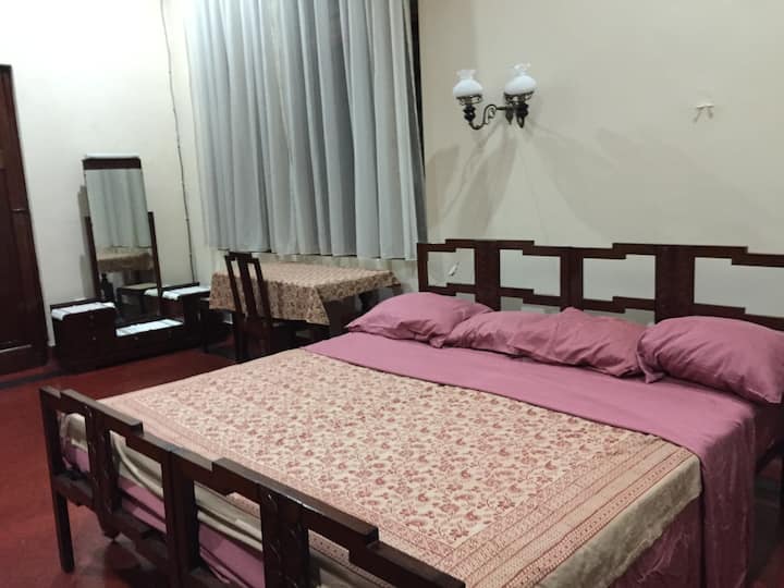 1-2 Bedrooms, With Kitchen, In A House In Colombo7 - Colombo (Sri Lanka)