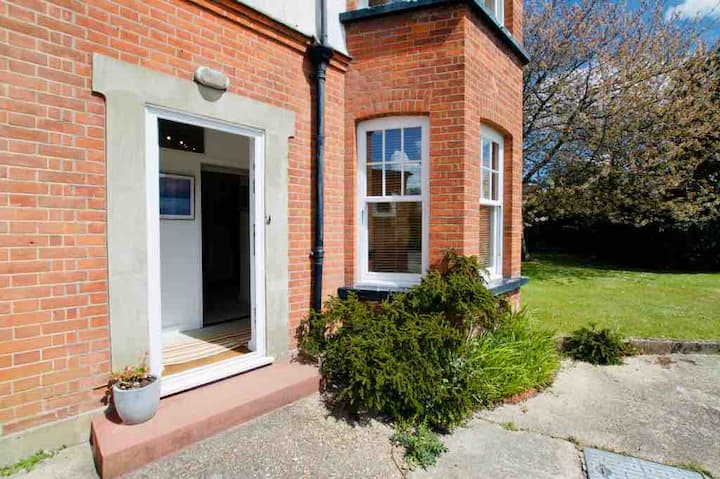 Light, Spacious, 1 Bed S/c Flat With Garden Views - Walton-on-the-Naze