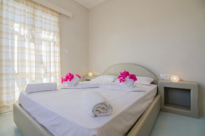 Traditional Double Room In Relax Setting - Ios