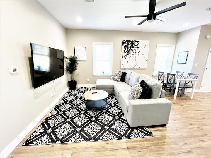 Modern Loft With Skyline Views - King & Queen Beds - Wilmington