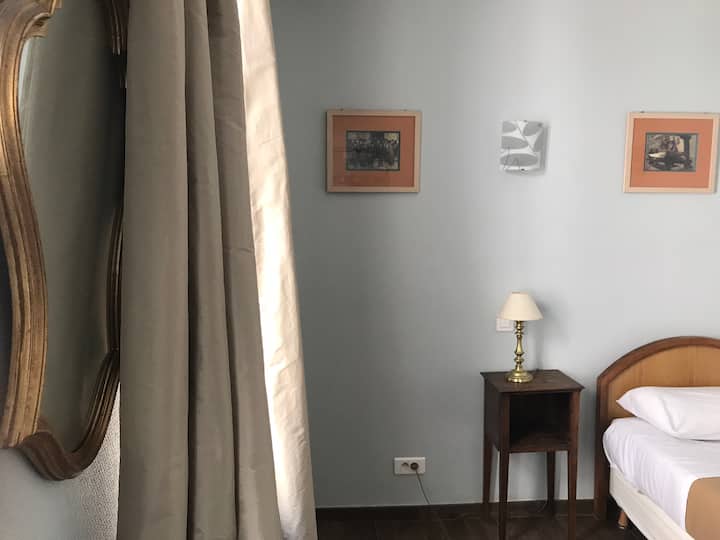 Chambre 23 Sur Cour Avec Wc - París