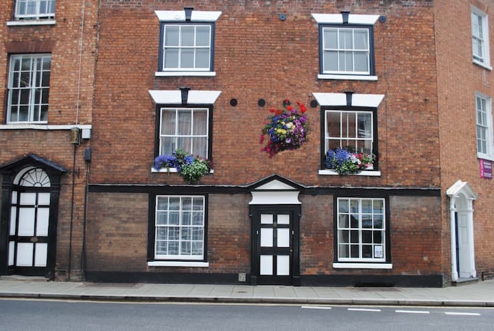 Listed Town Centre Cottage, Sleeps 8, Pet Friendly - Tewkesbury