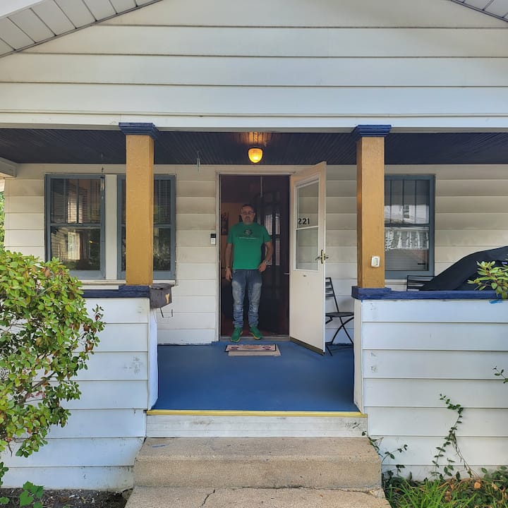 Uss Emerald Isle Of The Seven Seas (Nice 2-bedroom Home With Parking) - South Bend, IN
