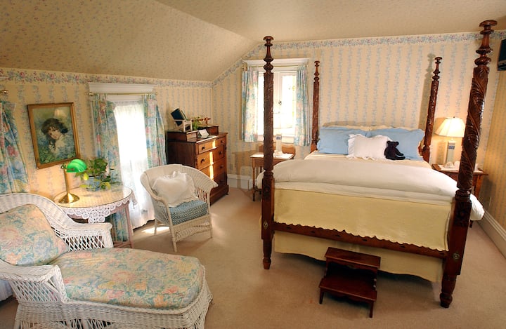 Room D: Country Cottage (Washburn House) - White Lace Inn - Sturgeon Bay, WI