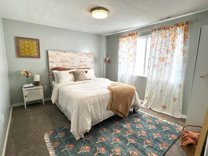 Cheerful Private Daylight Bsmt. Apt. - Lagoon Amusement Park, Farmington