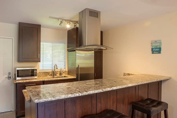 Beautifully Remodeled Condo + Maui's Best Beach! - Maui, HI