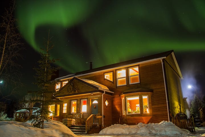 Northern Cozy B&b + Cedar Sauna - Yukon