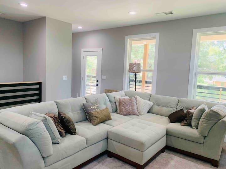 Mystic Falls -Modern Farmhouse Family Suite - Covington, GA